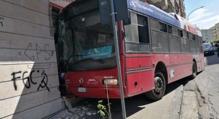 Cosenza, autobus Amaco in fiamme | PillaMaro.it Cosenza, autobus Amaco in fiamme | PillaMaro.it