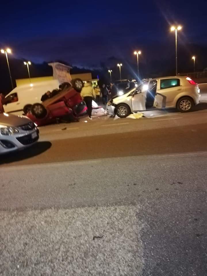 Lamezia Terme, incidente stradale, auto si ribalta | PillaMaro.it Lamezia Terme, incidente stradale, auto si ribalta | PillaMaro.it